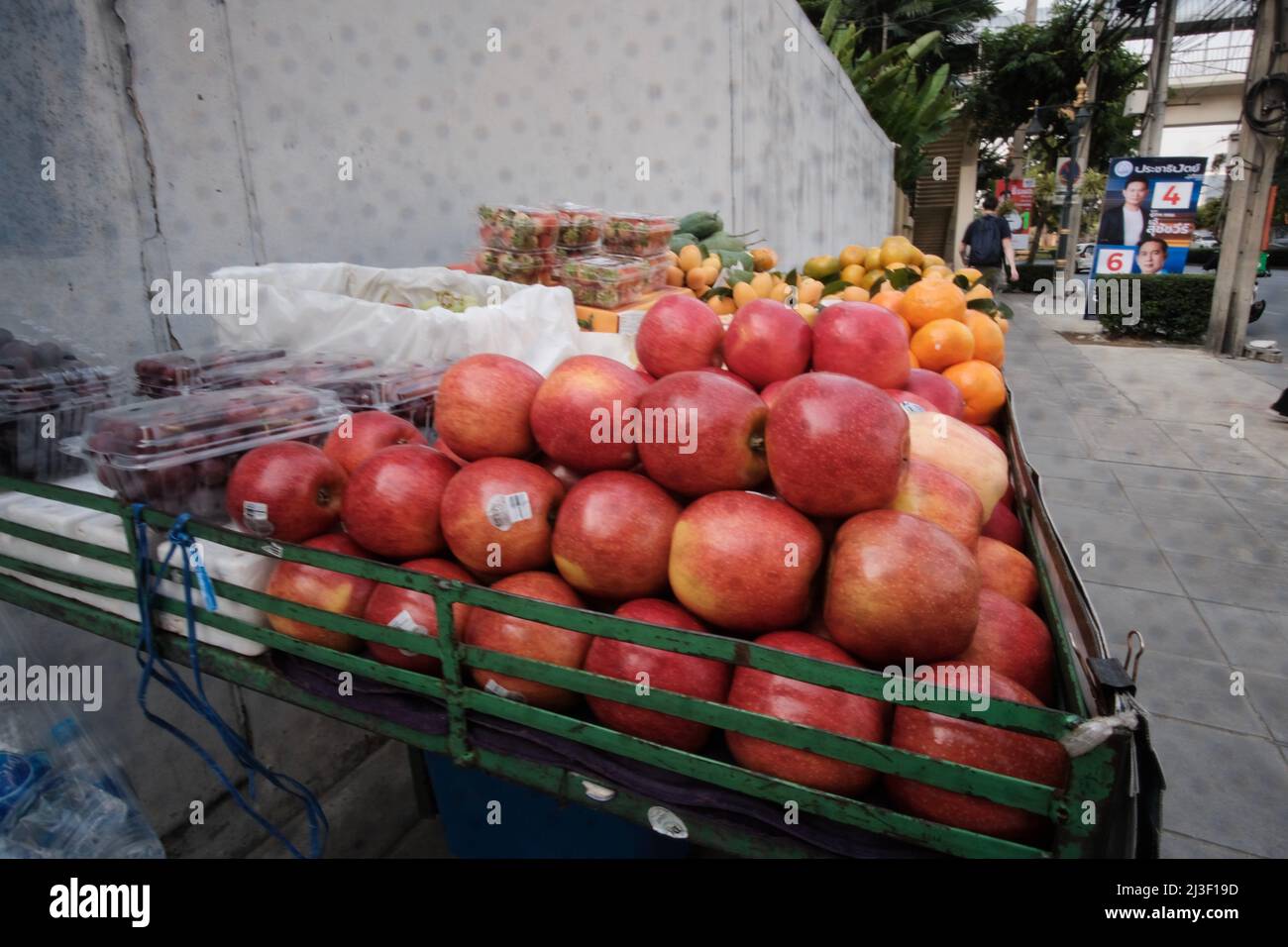 Fruit street hi-res stock photography and images - Alamy