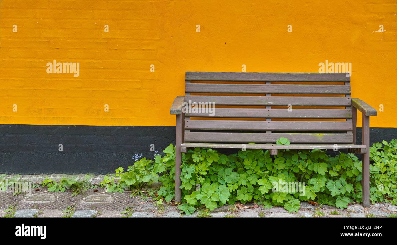 Wooden bench against wall hi-res stock photography and images - Alamy