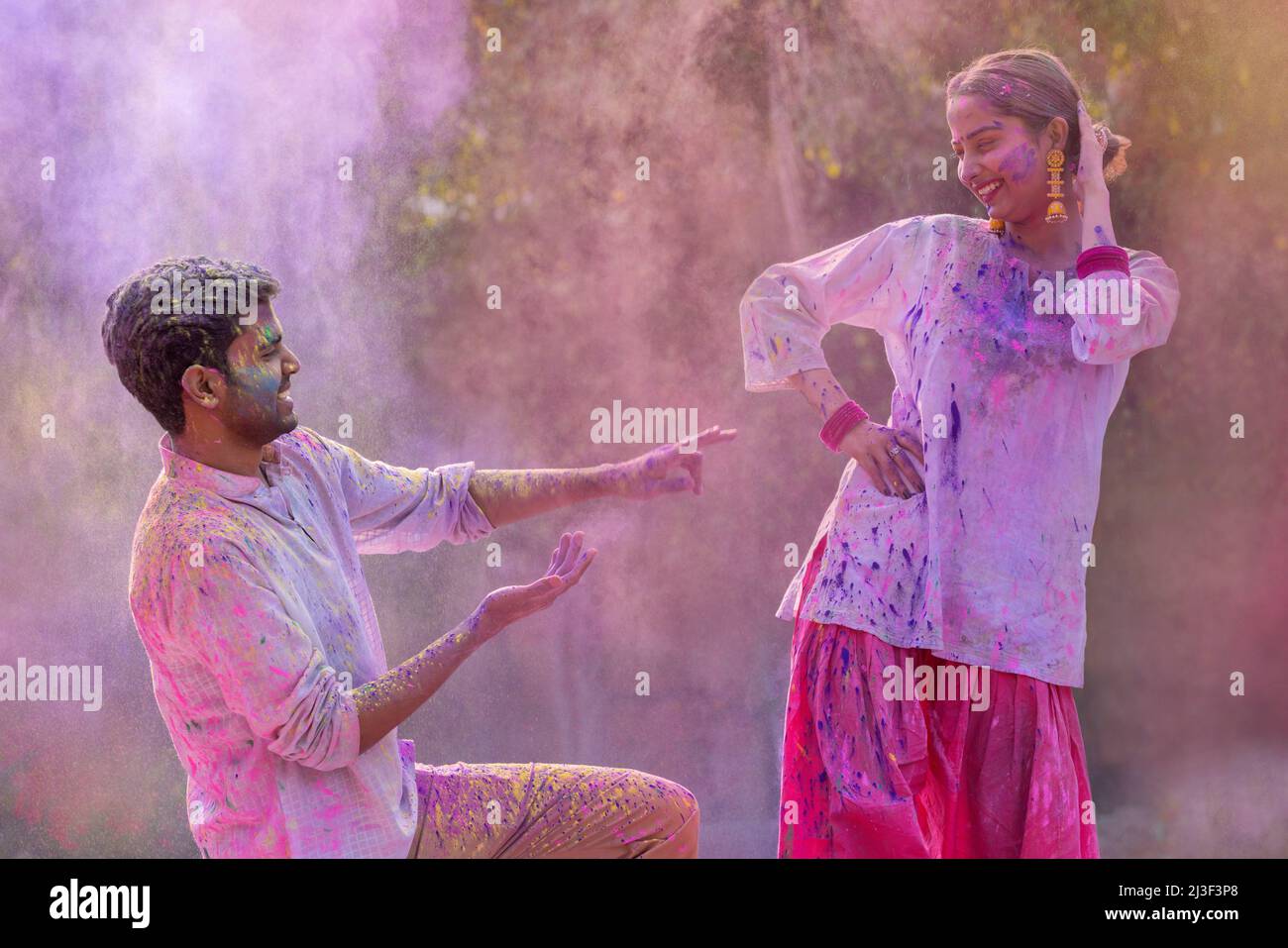 Indian couple holi festival hi-res stock photography and images - Alamy