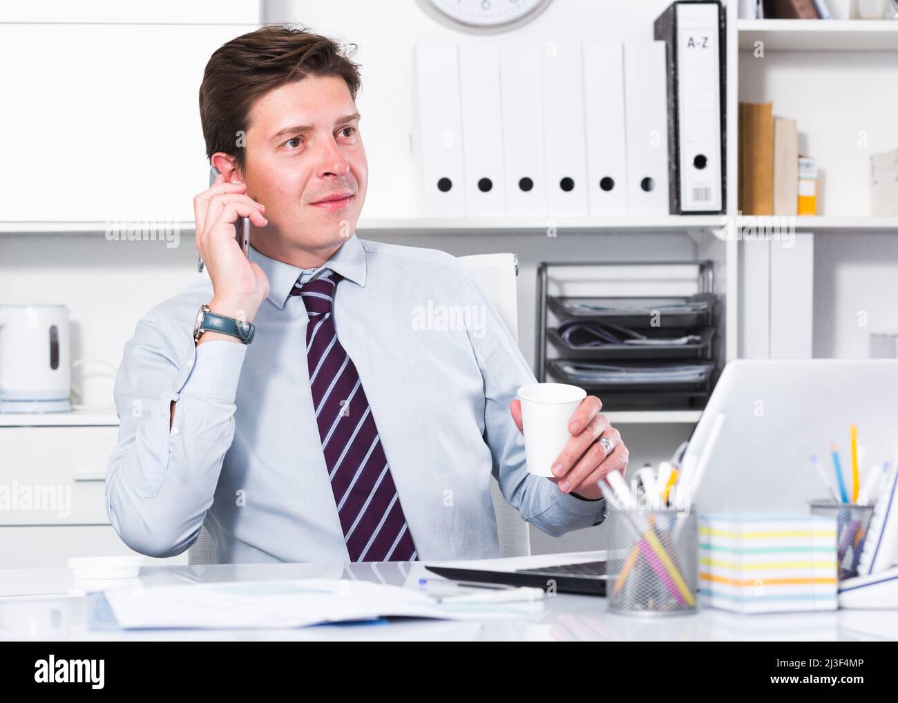Conversation filling hi-res stock photography and images - Alamy