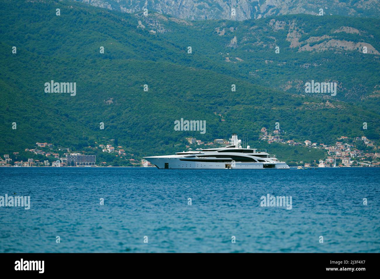 Yacht mountain backdrop hi-res stock photography and images - Alamy