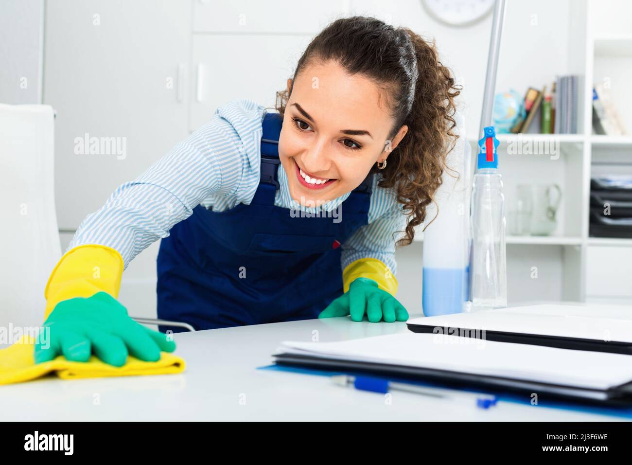 Girl doing washing up hi-res stock photography and images - Alamy