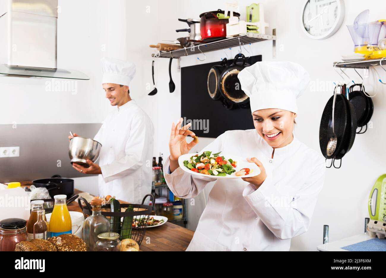 Professional chef mixing salad hi-res stock photography and images - Alamy