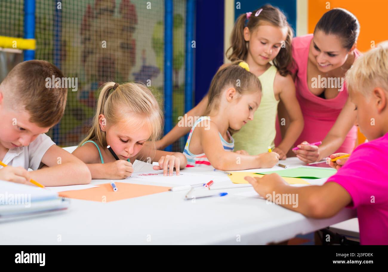 Elementary together art class hi-res stock photography and images - Alamy