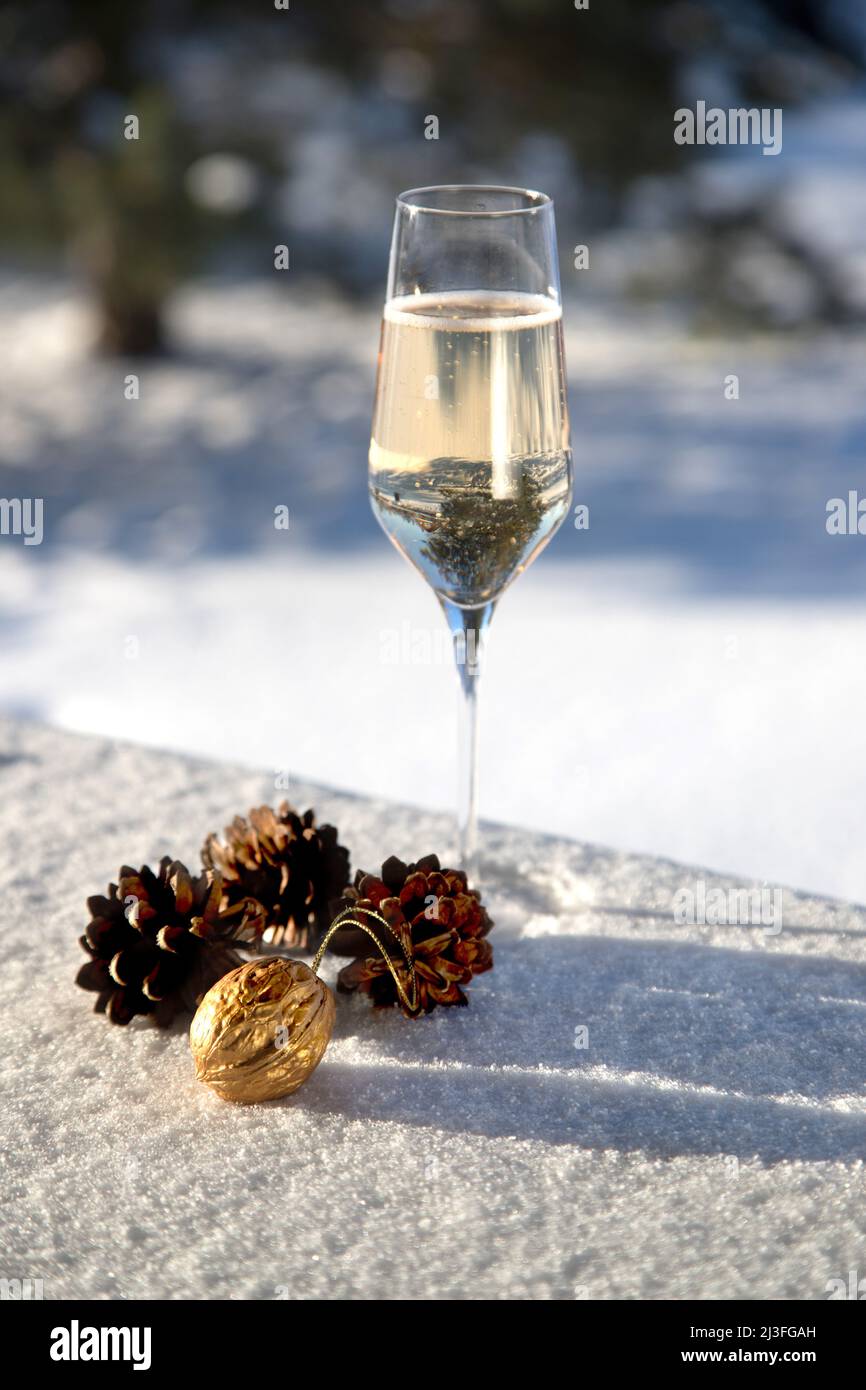 Champagne snow on table hi-res stock photography and images - Alamy