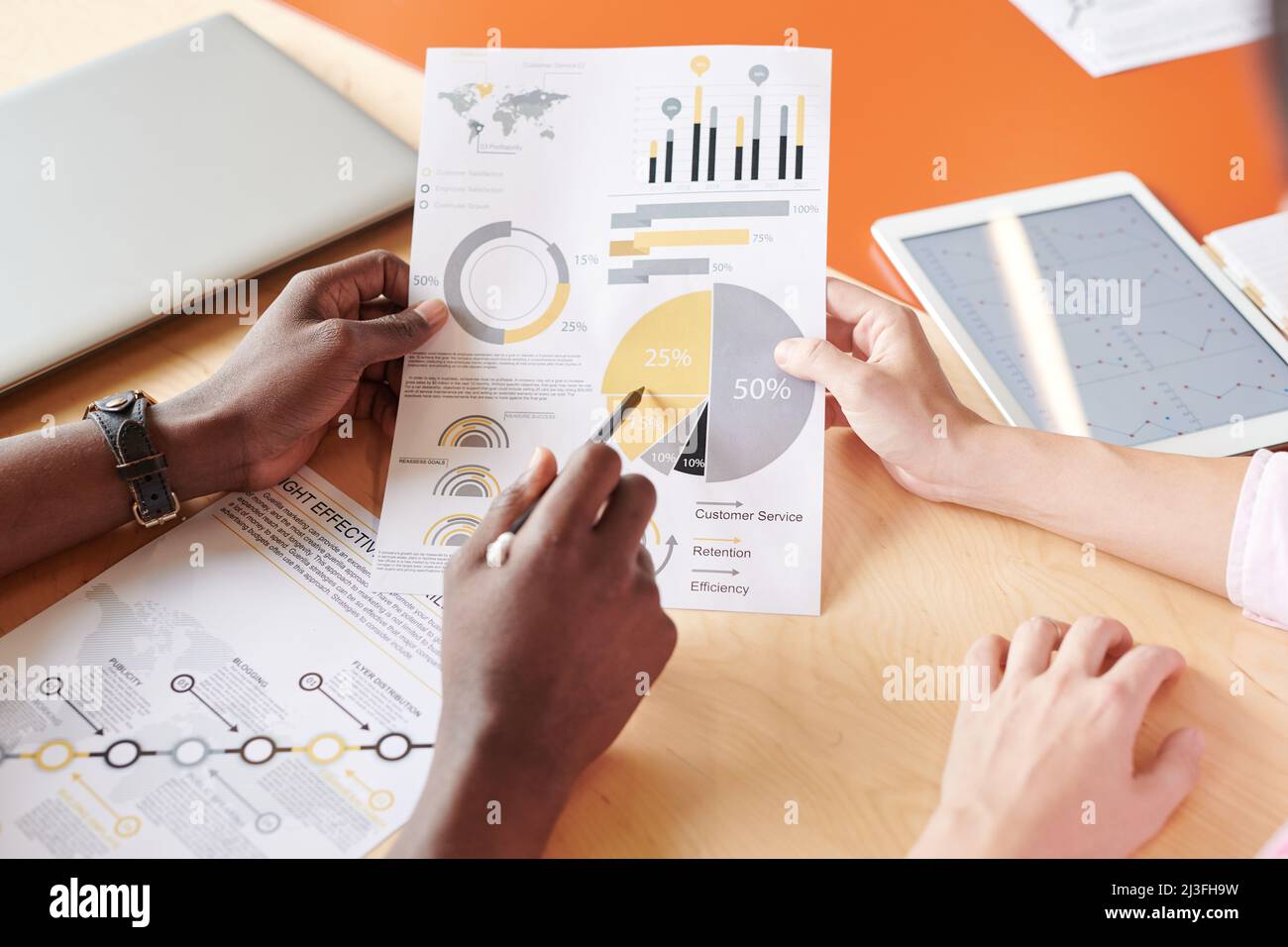 Viewing touch screen hi-res stock photography and images - Alamy