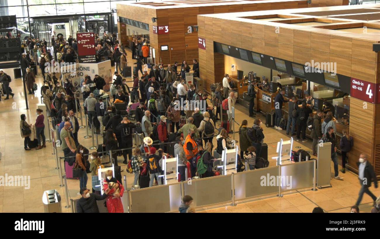 08 April 2022, Brandenburg, Schönefeld: Passengers waiting at the check ...