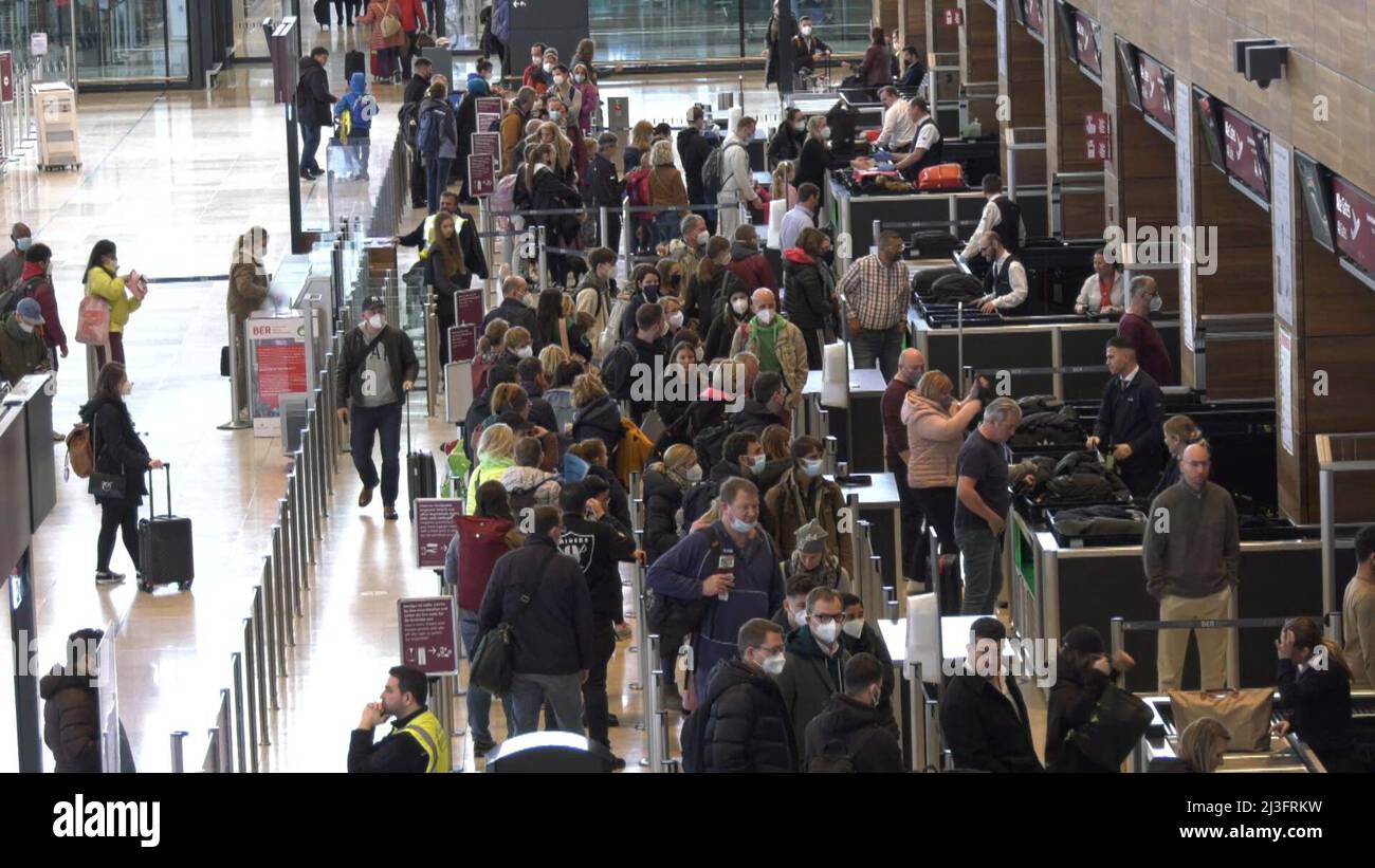 08 April 2022, Brandenburg, Schönefeld: Passengers waiting at the check ...
