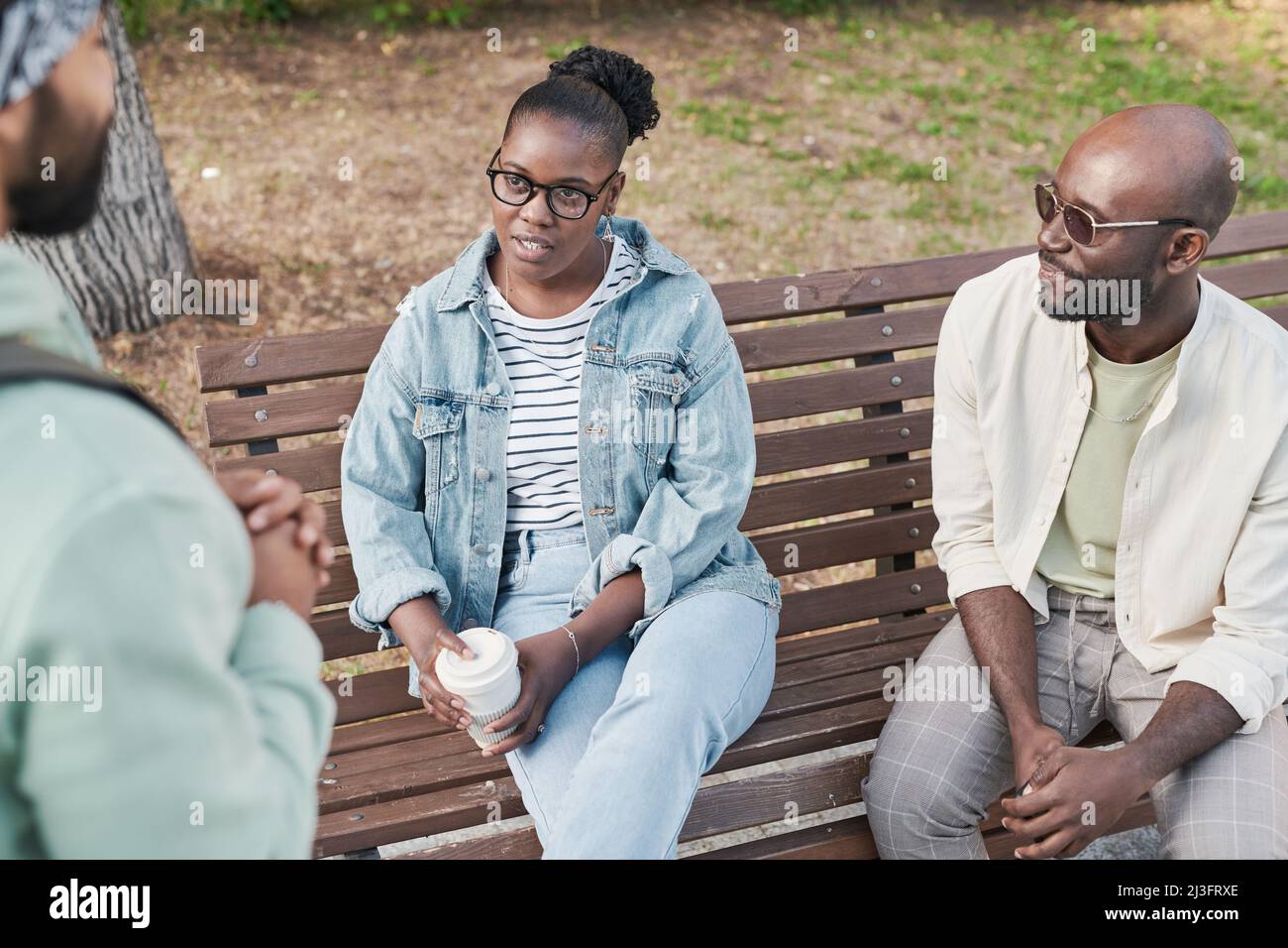 Group young men talking bench hi-res stock photography and images - Alamy