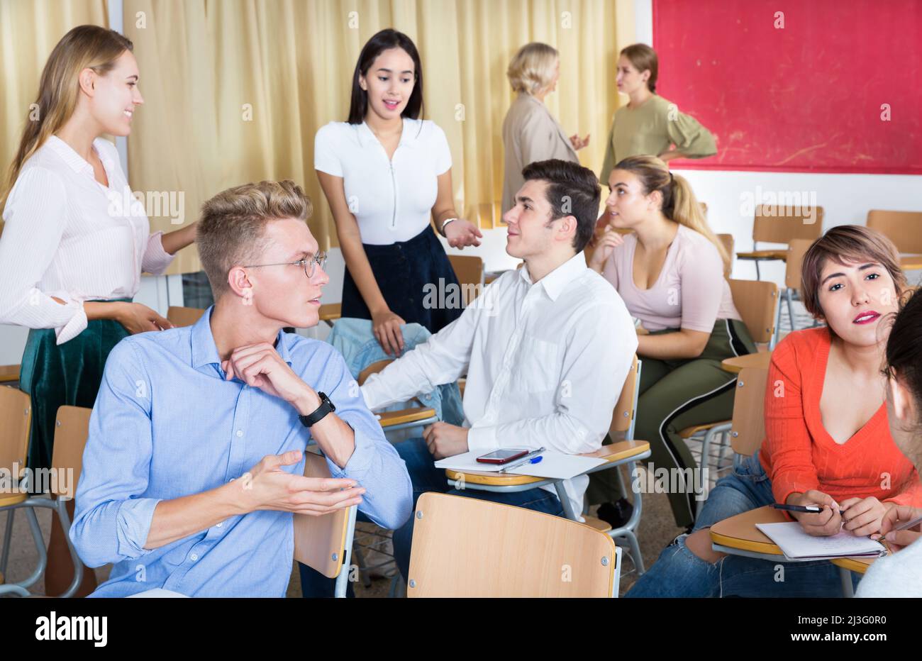 Students communicating during recess between lectures Stock Photo - Alamy