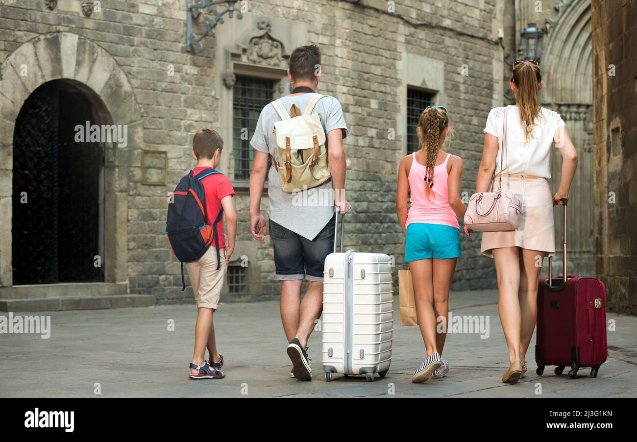 Back view of traveling family Stock Photo - Alamy
