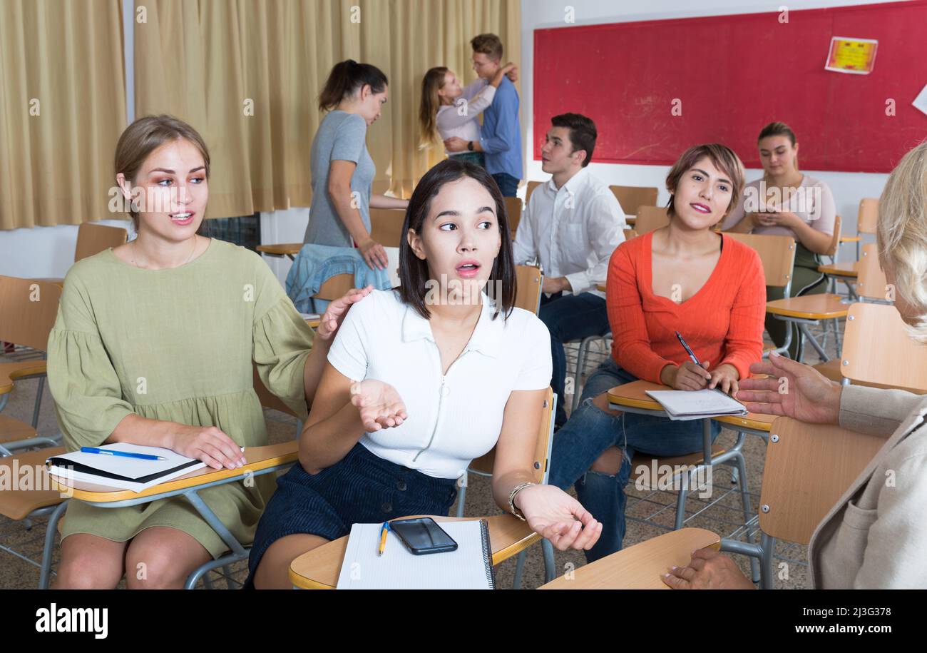 Teacher interacting student hi-res stock photography and images - Alamy