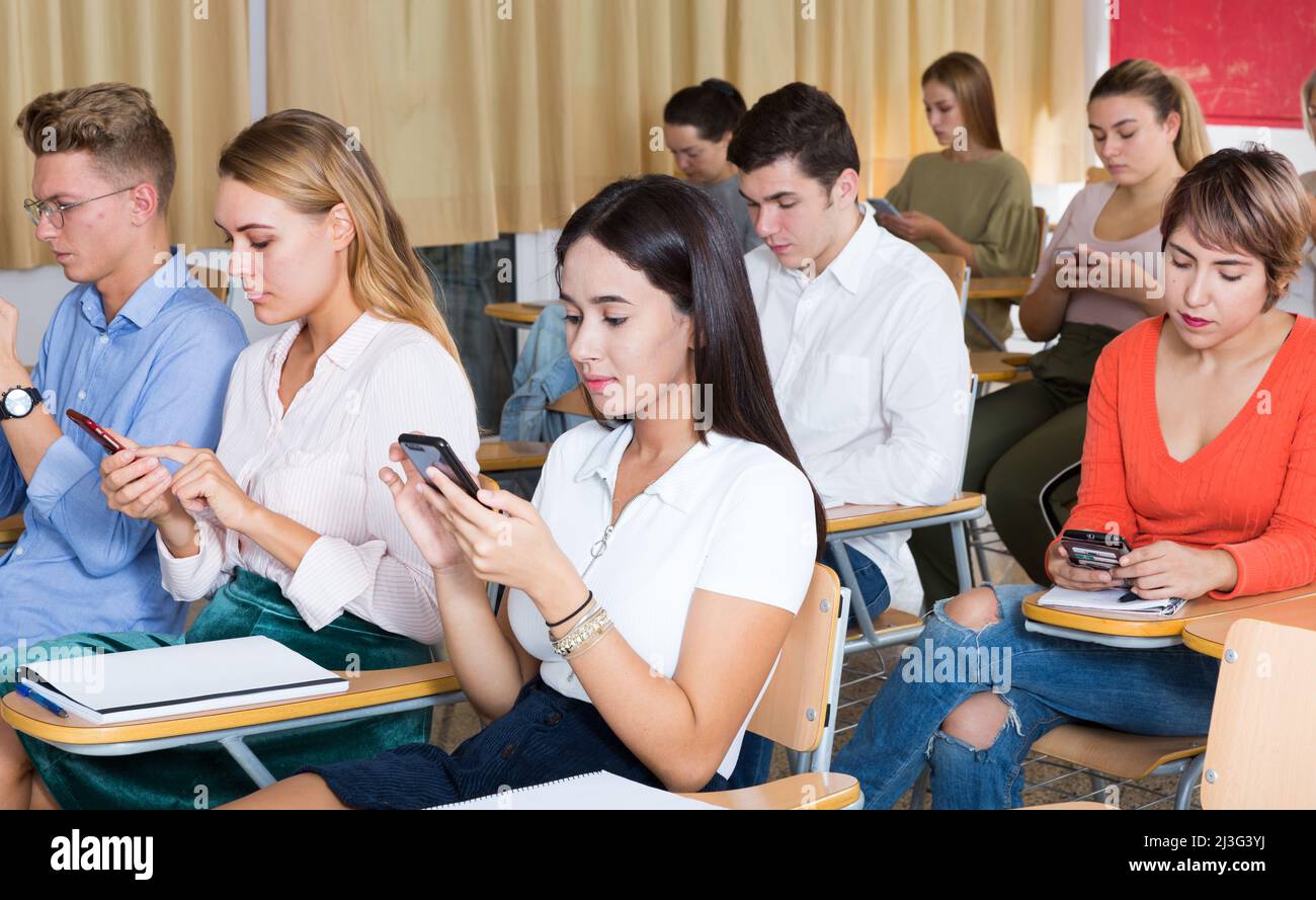 Students using devices hi-res stock photography and images - Alamy