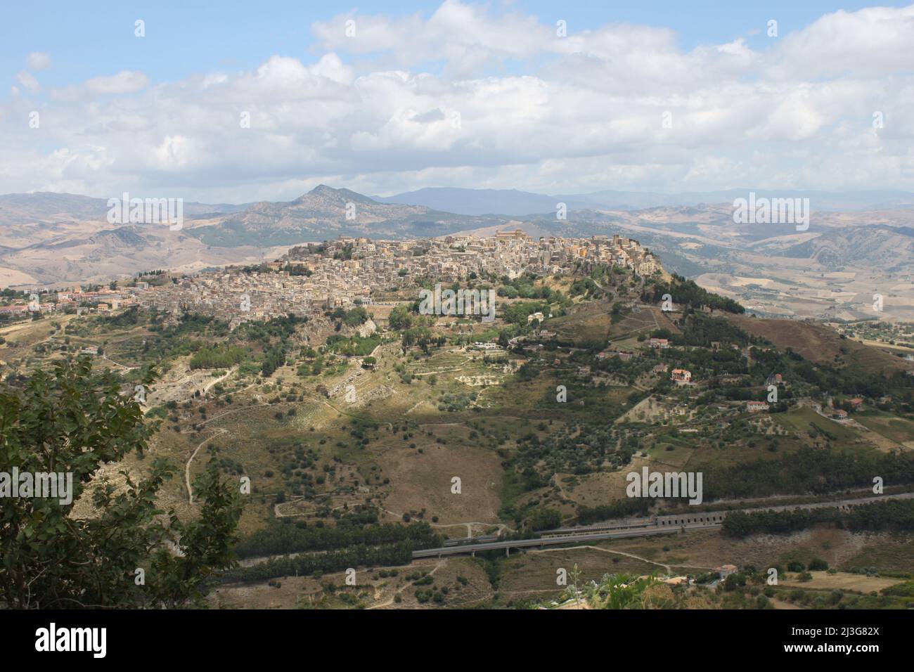 Hilltop italian village hi-res stock photography and images - Alamy