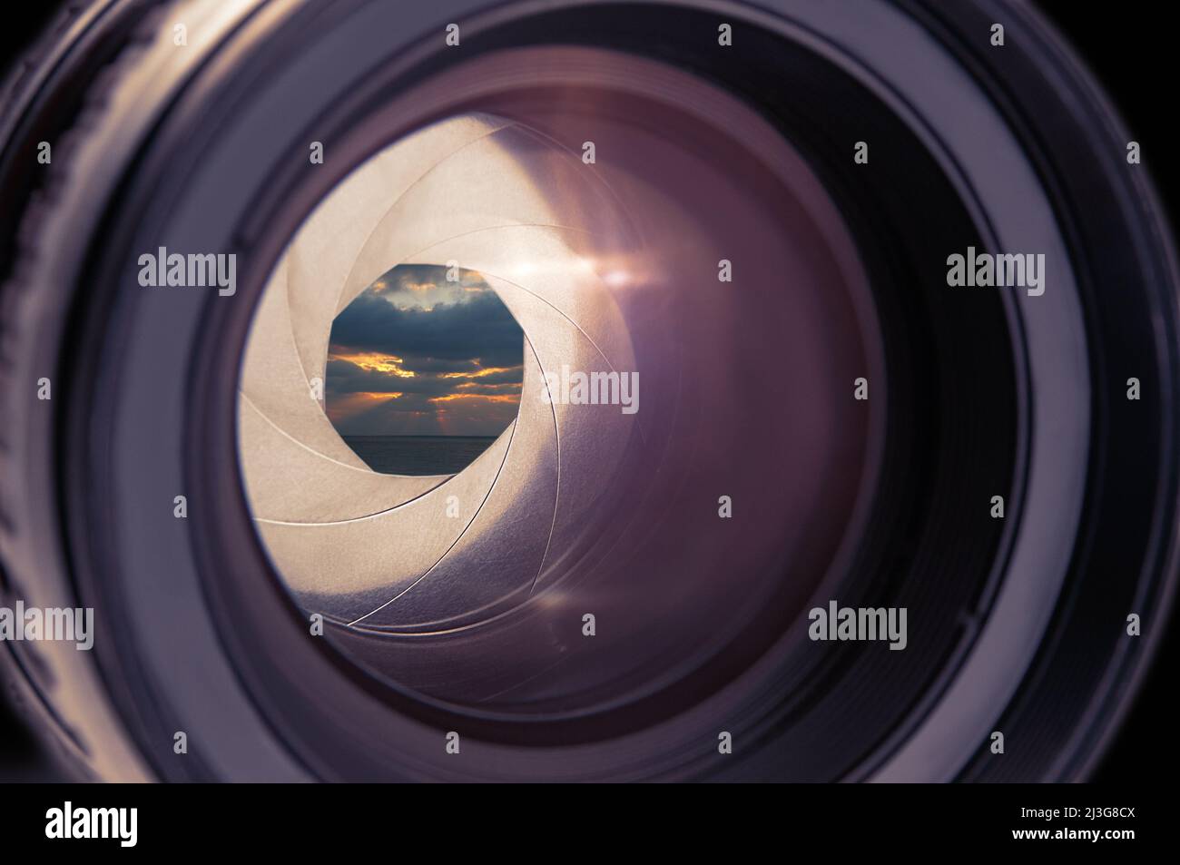 vintage lens and lens aperture close-up Stock Photo - Alamy