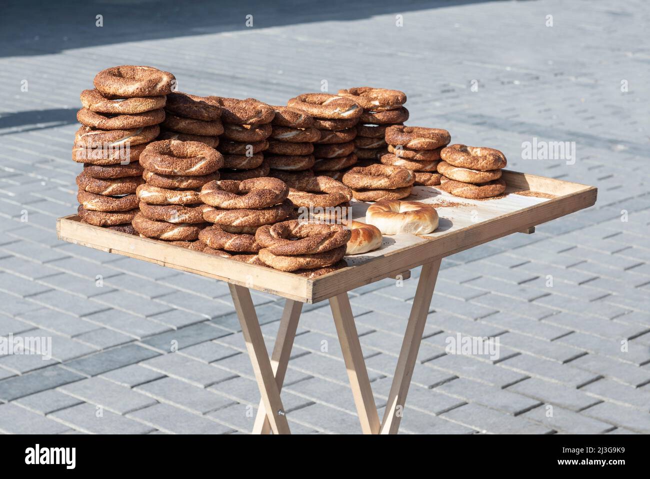 Turkish Bagel Simit with sesame, traditional pastry of Istanbul Stock ...