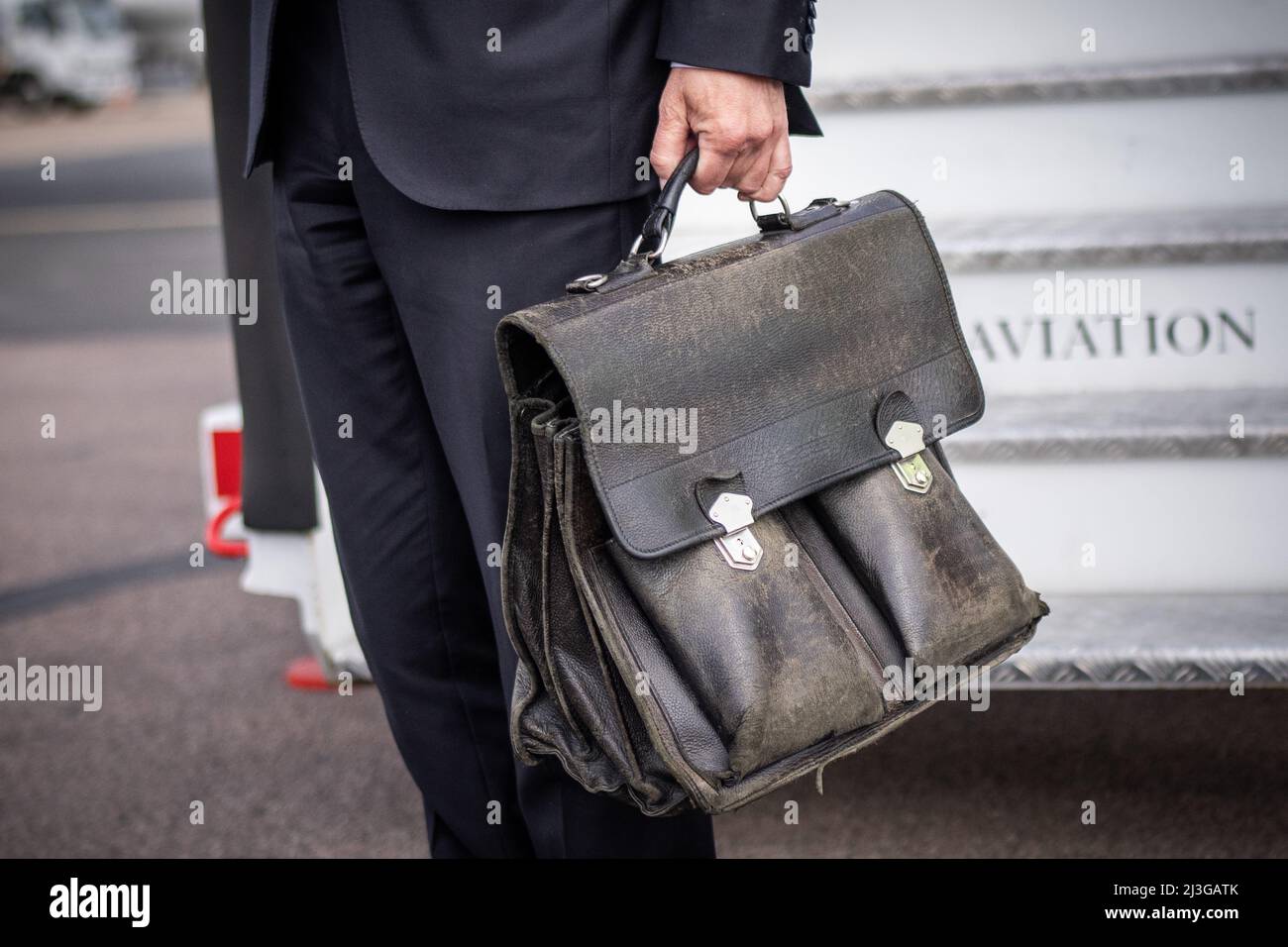 London, UK. 08th Apr, 2022. Chancellor Olaf Scholz (SPD), is greeted in ...