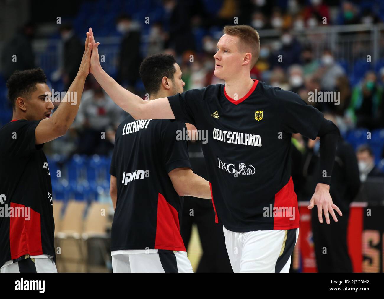 Robin Benzing #12 von Deutschland Abklatschen mit Maodo Lo #4 von ...