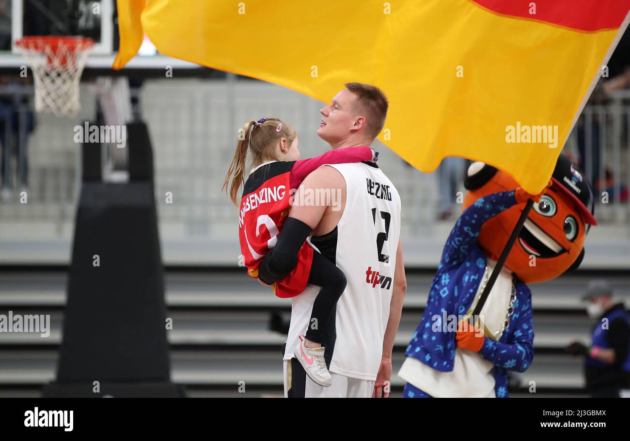 Robin Benzing #12 von Deutschland mit Tochter Ainhoa Germany vs Israel ...