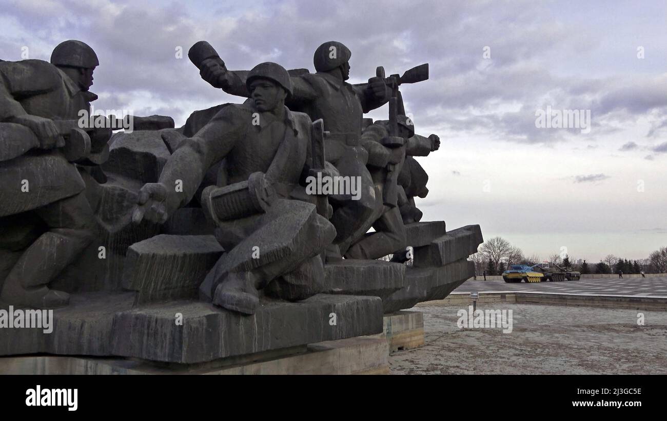 A heroic statue depicting Soviet troops crossing the Dnieper river ...