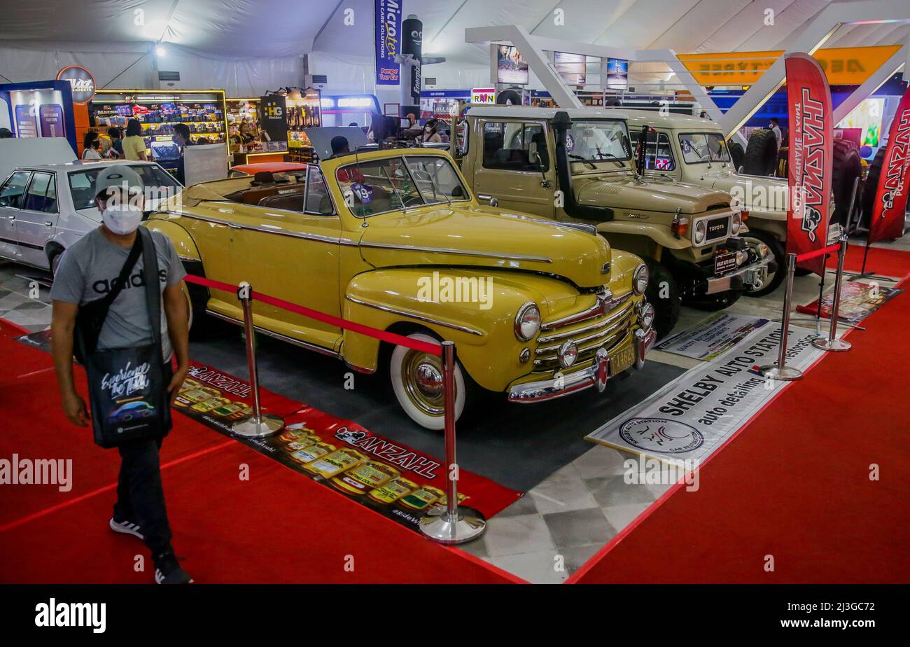 Pasay City, Philippines. 8th Apr, 2022. People visit the Manila ...