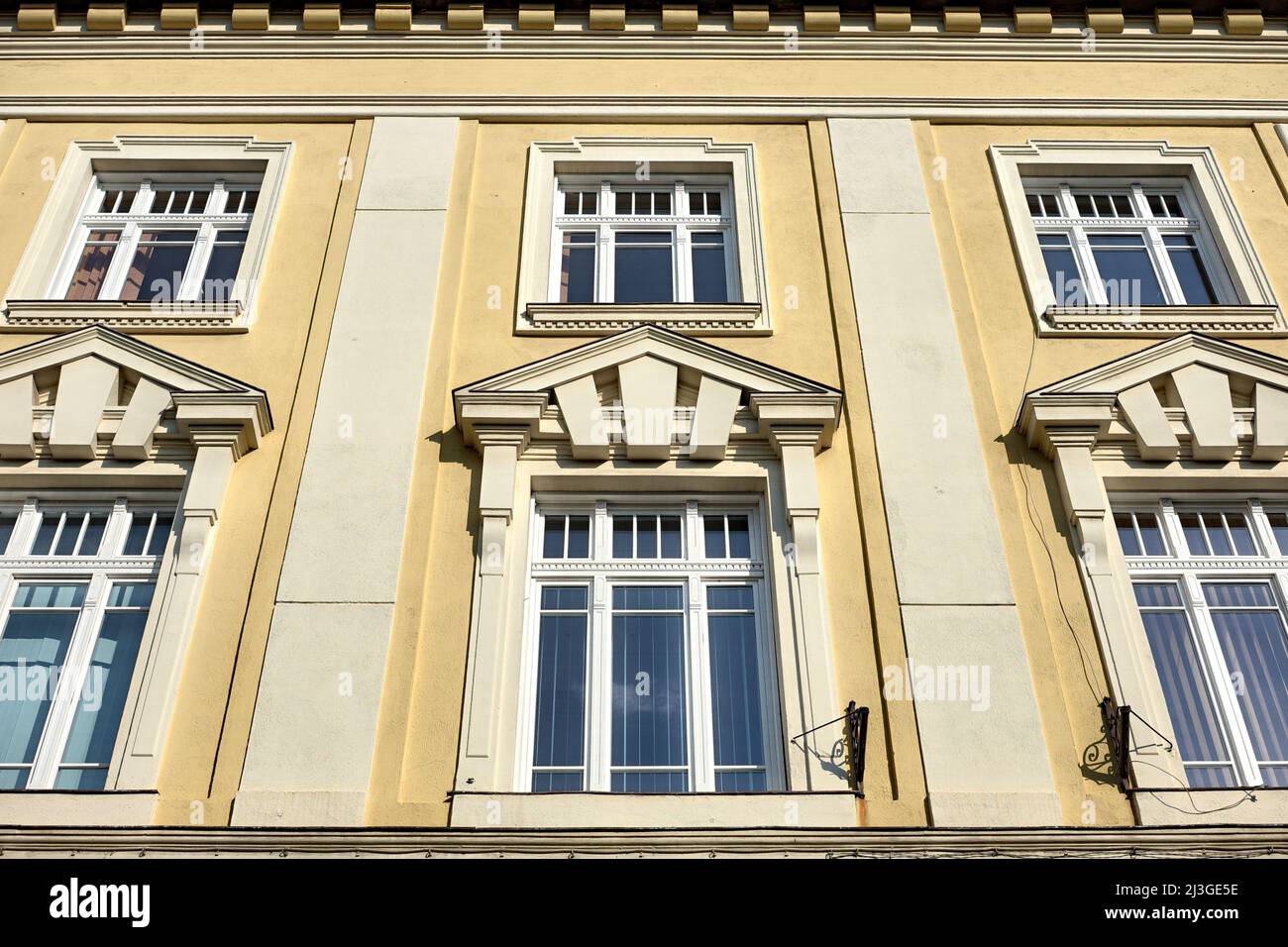 Windows on facade hi-res stock photography and images - Alamy
