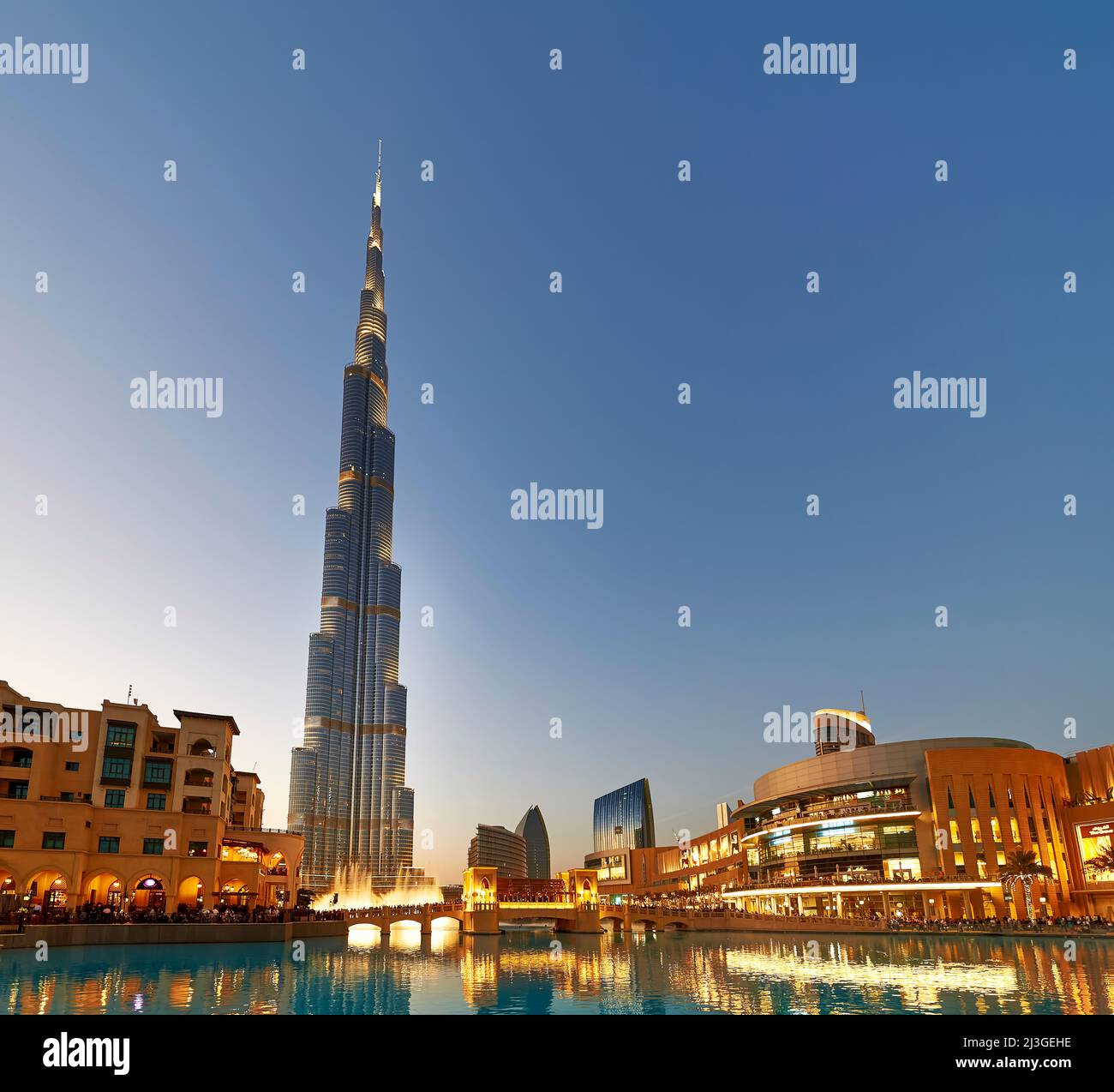 Night dubai marina famous tourist hi-res stock photography and images ...