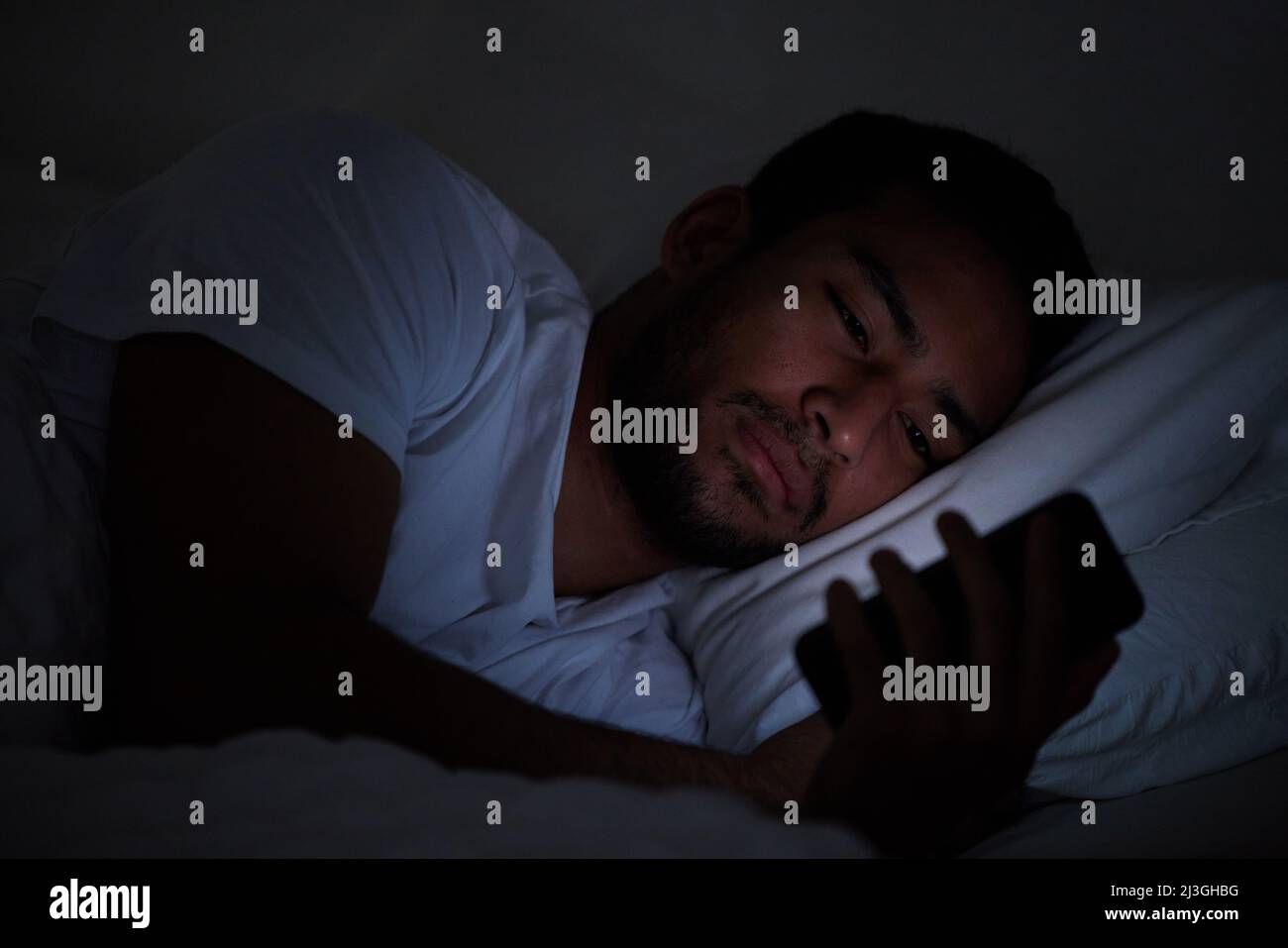 Man phone bed night hi-res stock photography and images - Alamy