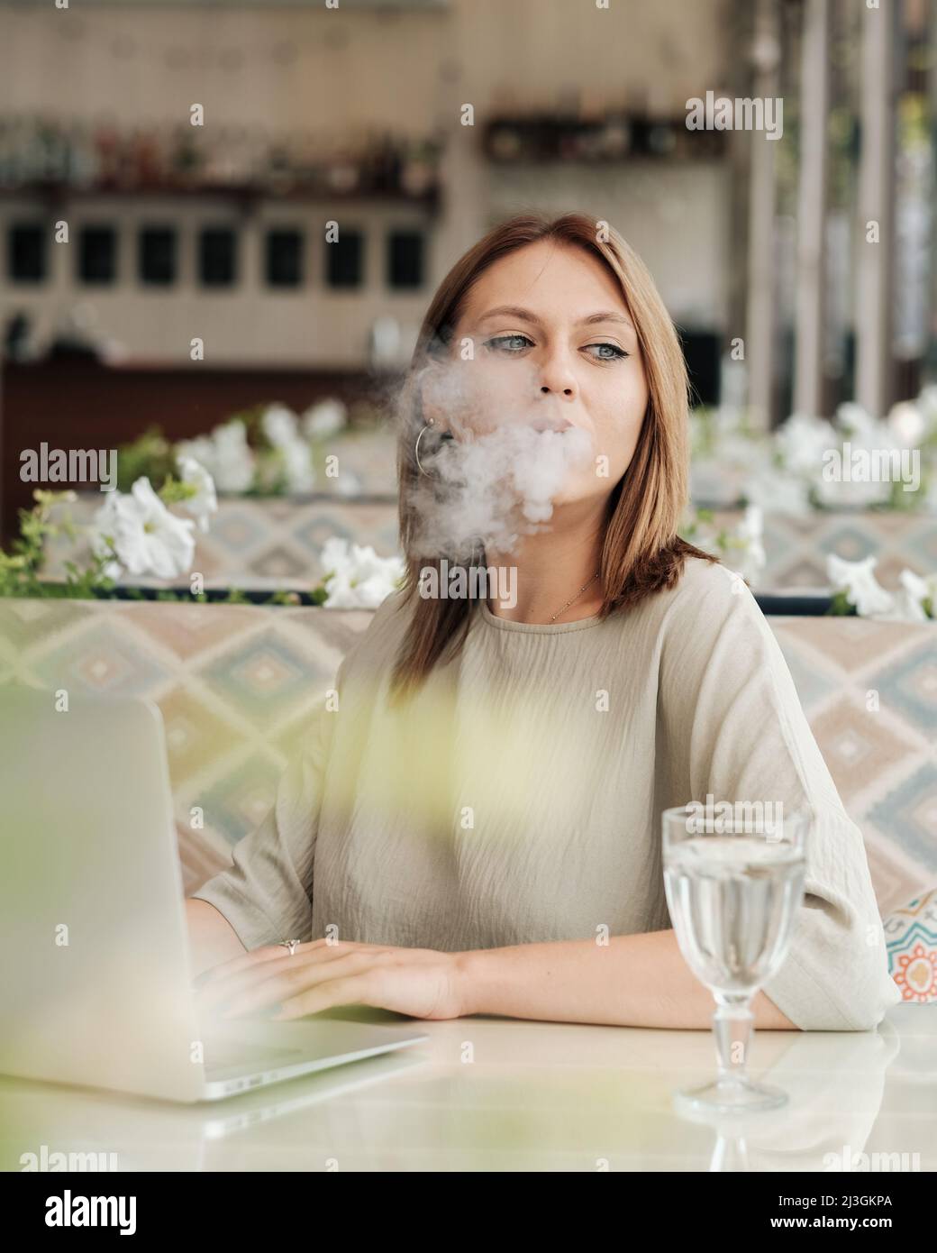 Smoking restaurant cigarette hi-res stock photography and images - Alamy
