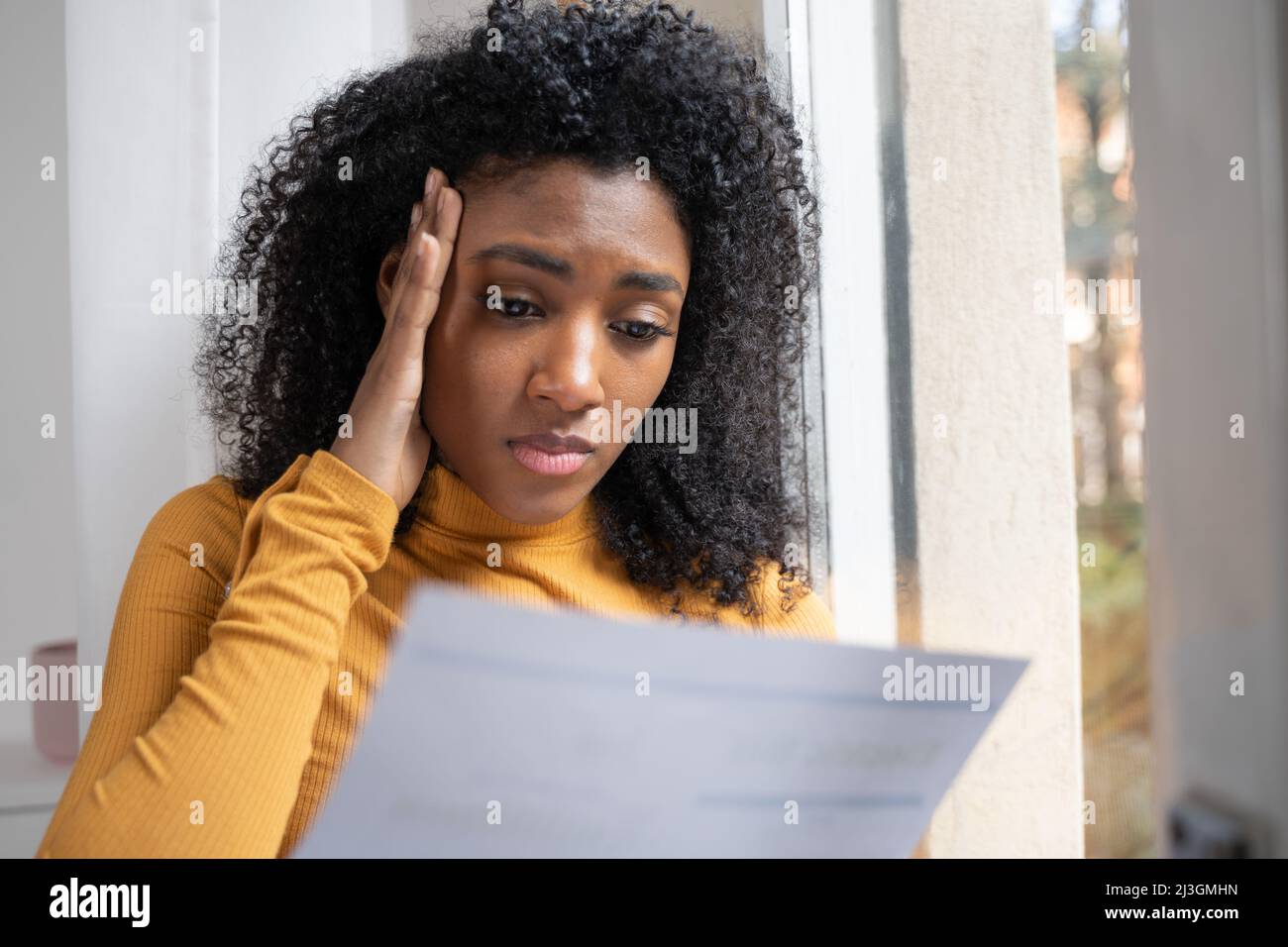 Black woman reading letter hi-res stock photography and images - Alamy