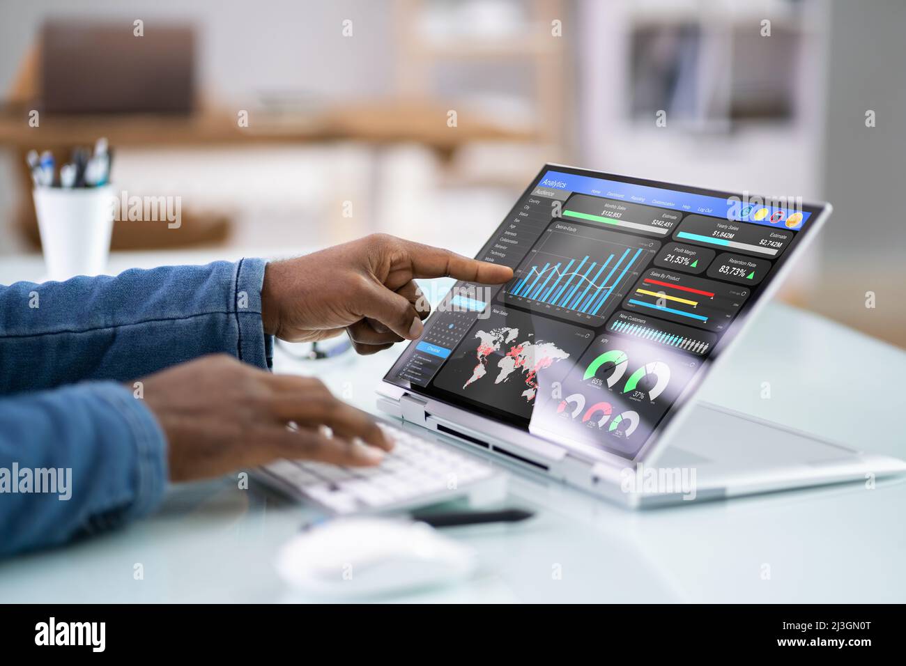 Financial data analytics on laptop hi-res stock photography and images ...