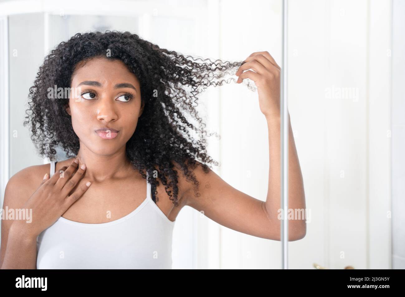 Black woman hairstyle hi-res stock photography and images - Alamy