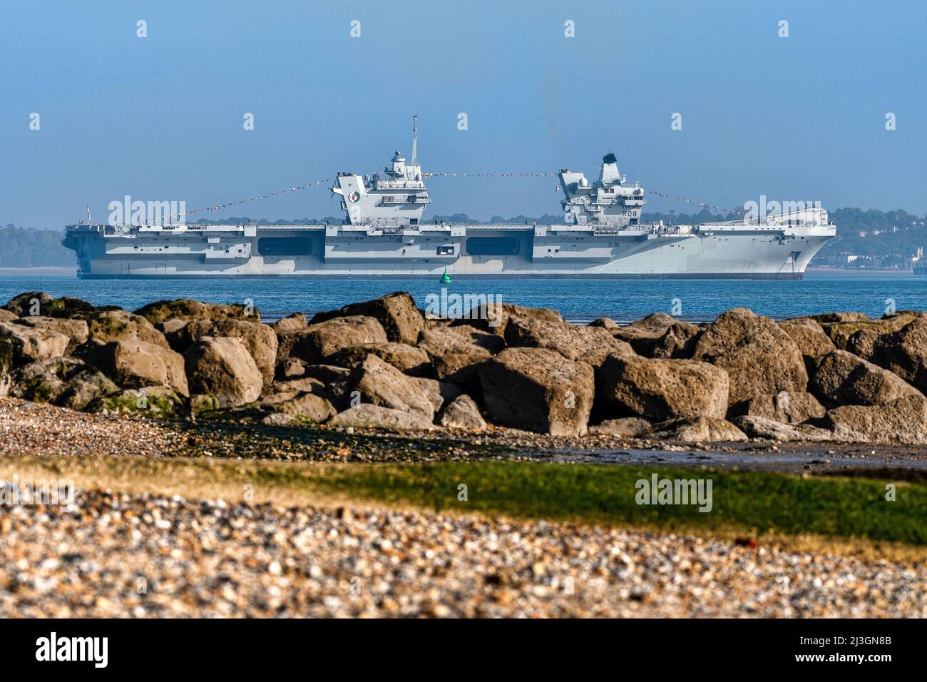 The Royal Navy aircraft carrier HMS Queen Elizabeth (R08) at anchor in ...