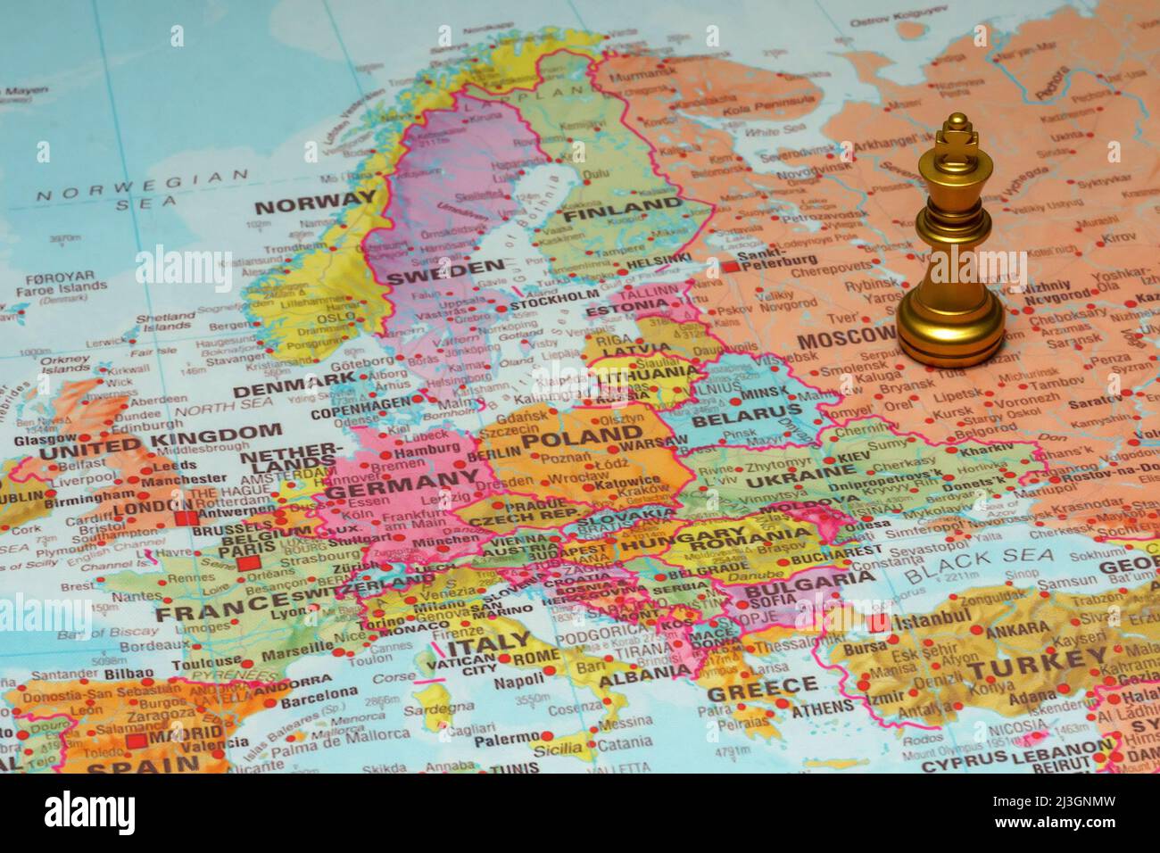 Chess king on the map of Russia Stock Photo - Alamy