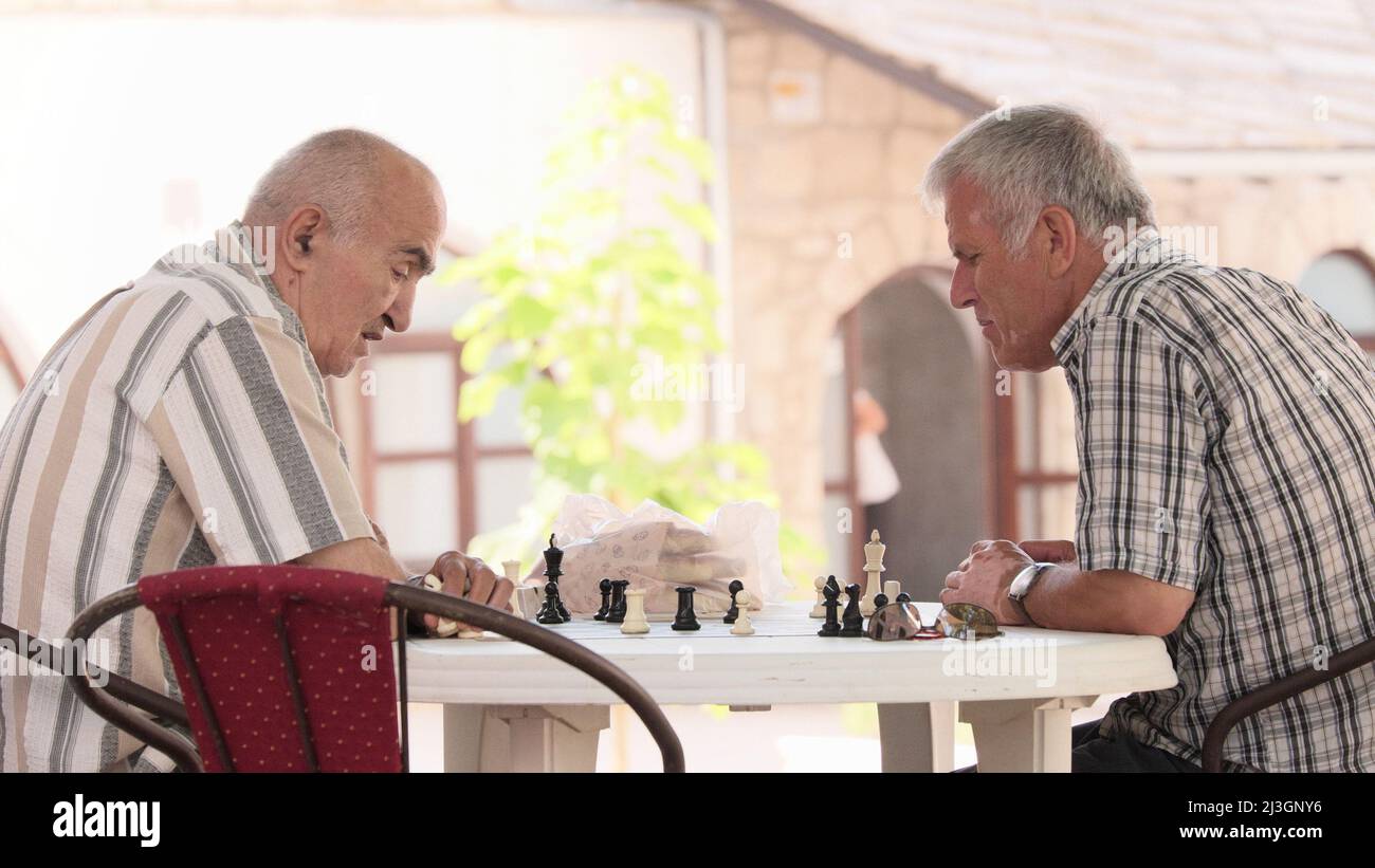 Elderly people playing chess hi-res stock photography and images - Alamy