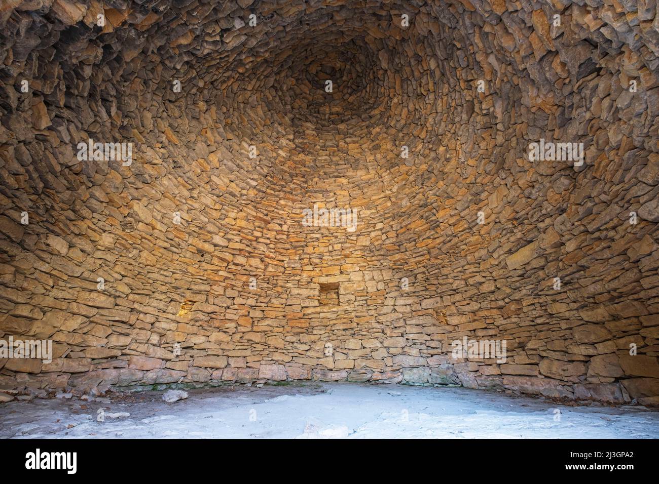 France, Alpes-de-Haute-Provence, Mane, inside a borie, dry stone hut ...