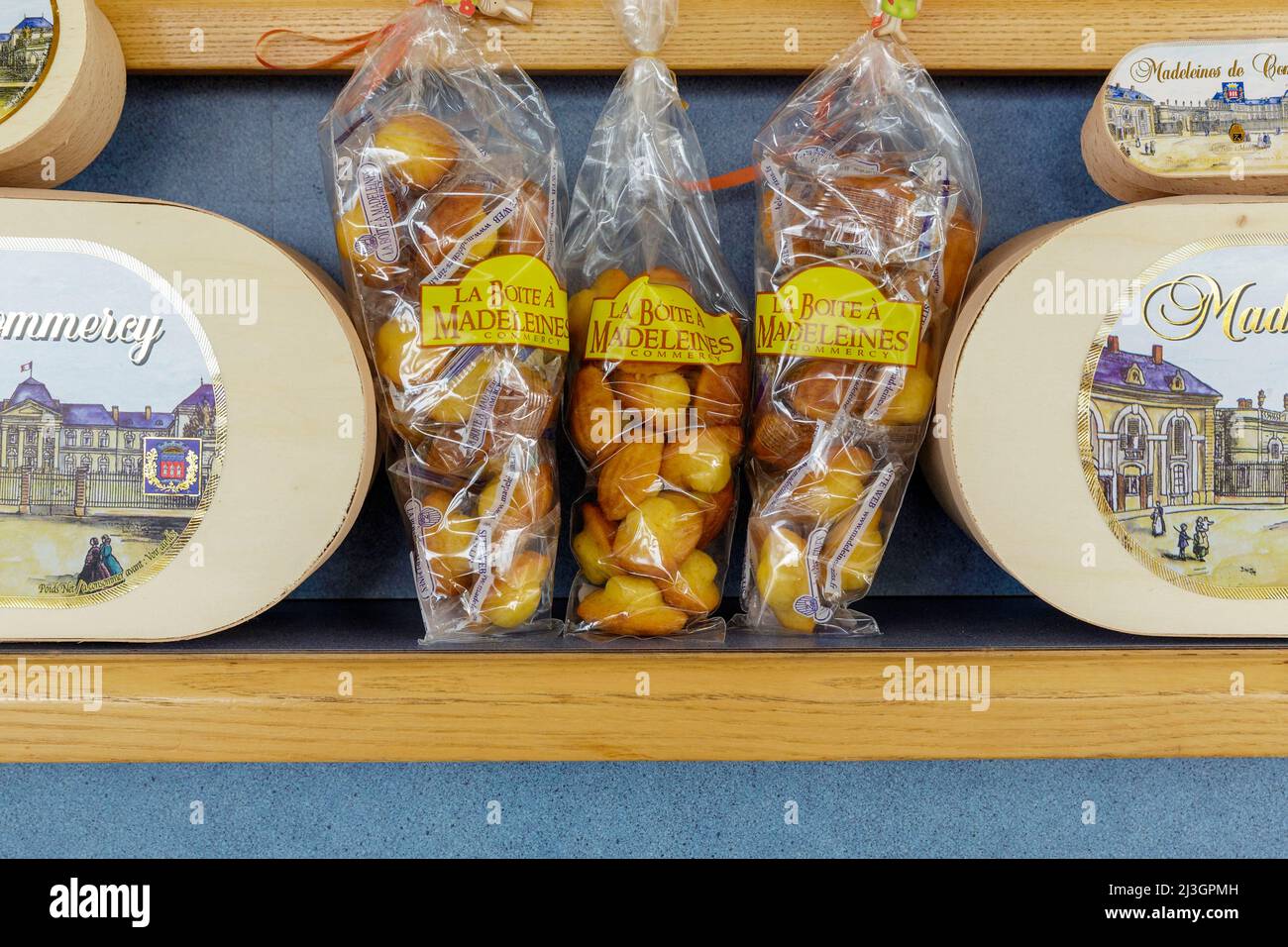 France, Meuse, Commercy, boxes of madeleines in the shop and madeleine ...