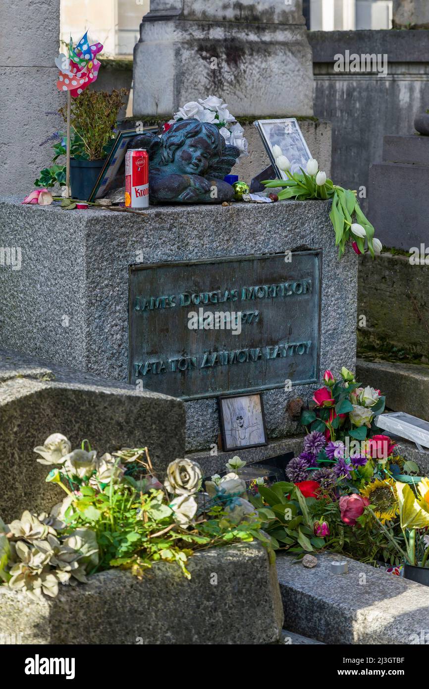 France, Paris, the Père-Lachaise cemetery in winter, tomb of Jim ...