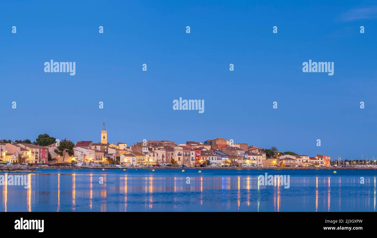 France, Herault, Bouzigues, village on the banks of the Etang de Thau ...