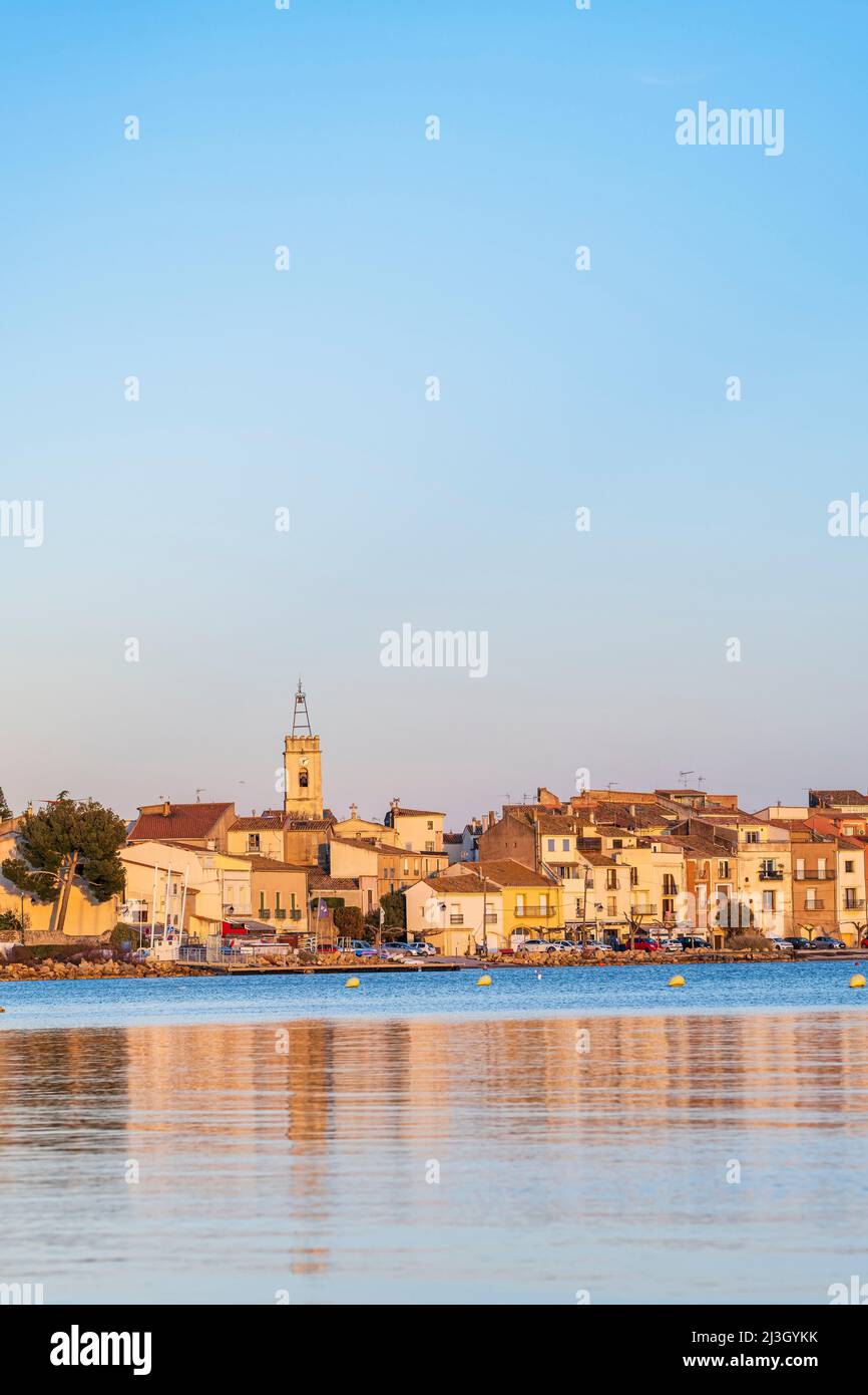 France, Herault, Bouzigues, village on the banks of the Etang de Thau ...