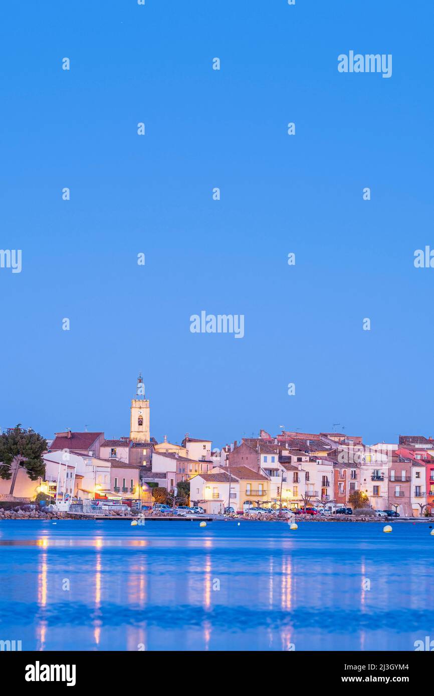 France, Herault, Bouzigues, village on the banks of the Etang de Thau ...