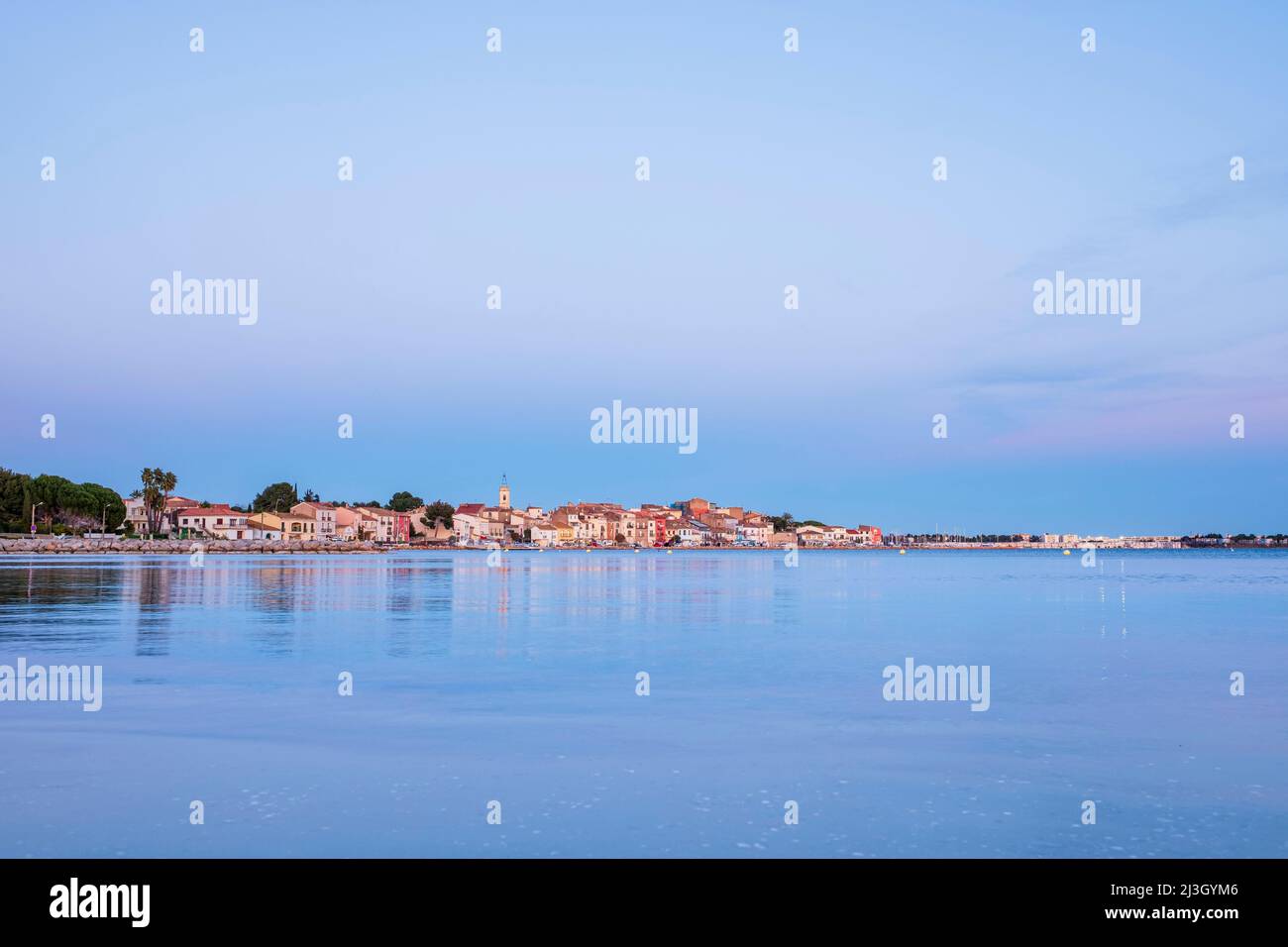France, Herault, Bouzigues, village on the banks of the Etang de Thau ...
