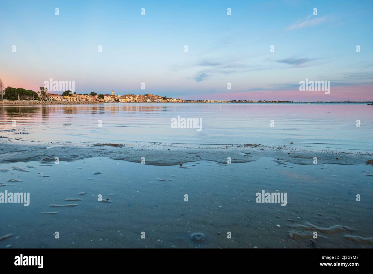 France, Herault, Bouzigues, village on the banks of the Etang de Thau ...
