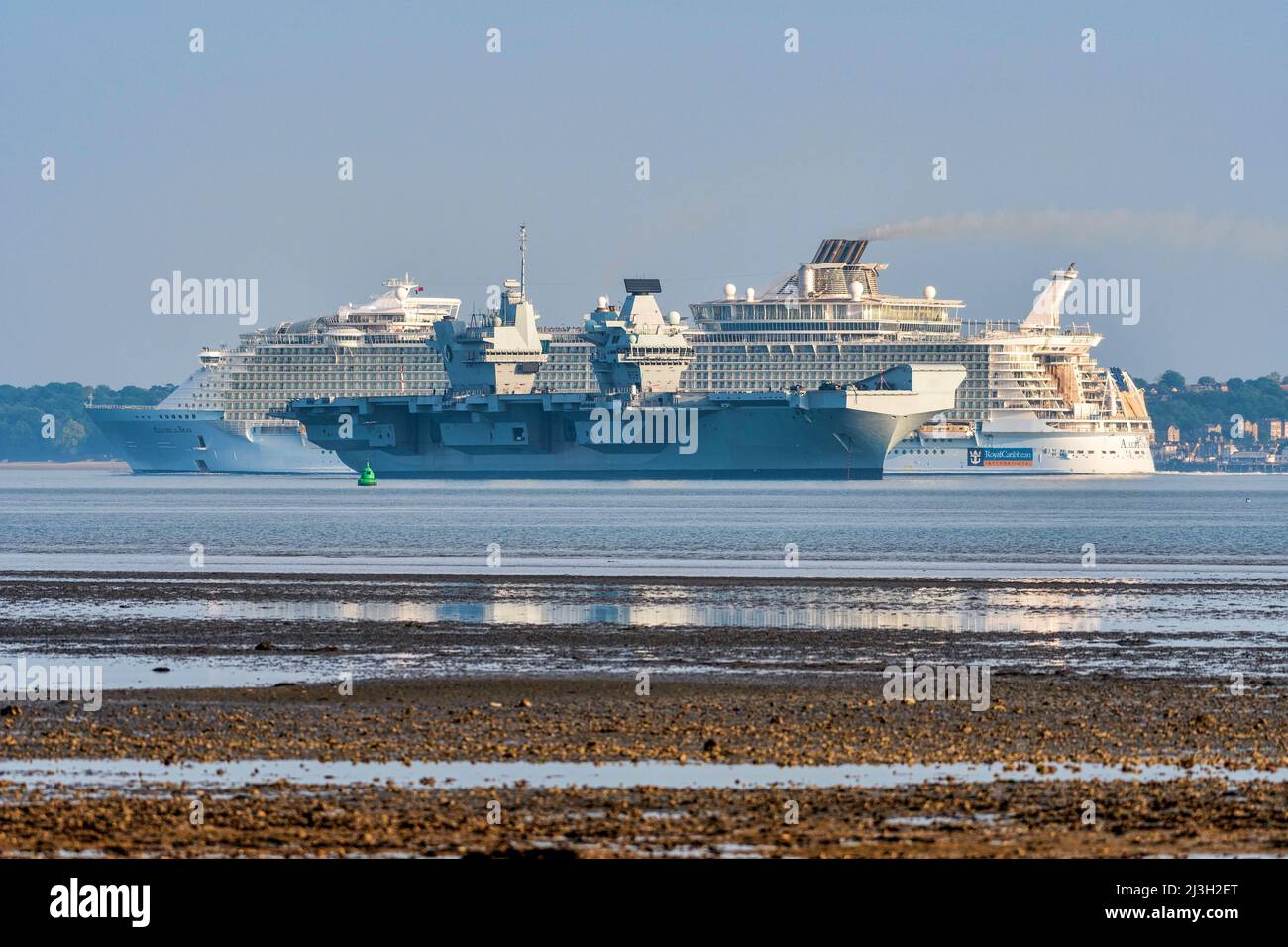 The Royal Navy aircraft carrier HMS Queen Elizabeth (R08), at anchor in ...