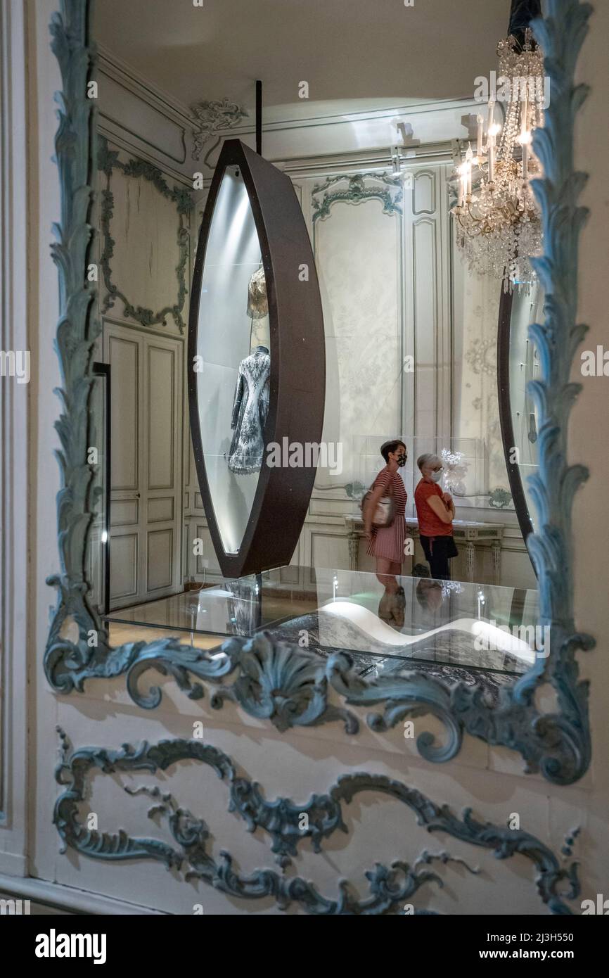 Bayeux lace hi-res stock photography and images - Alamy