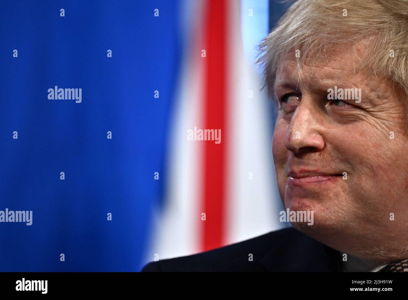 Downing street press conference room hi-res stock photography and ...