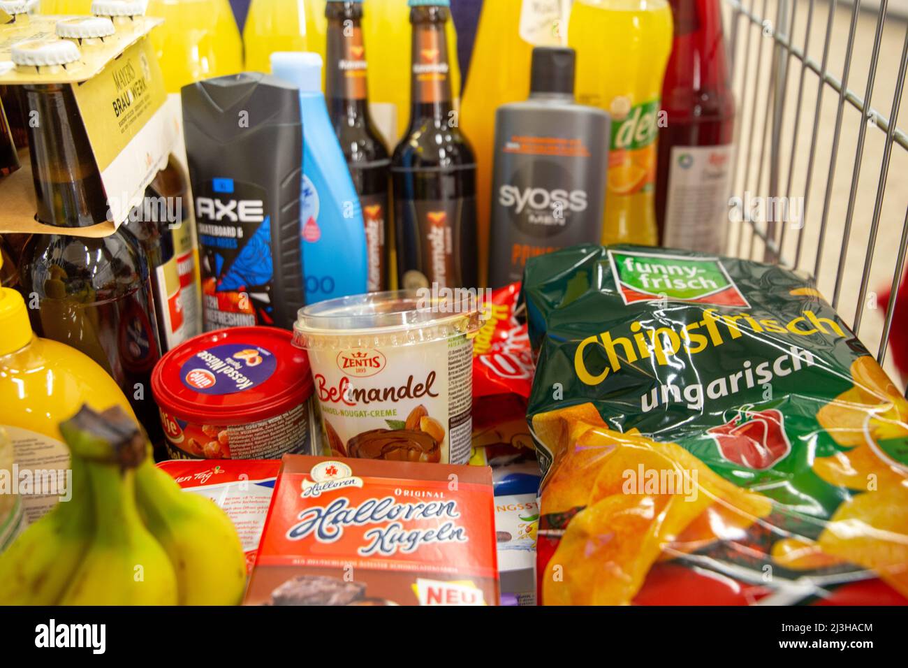 Super market trolley groceries hi-res stock photography and images - Alamy