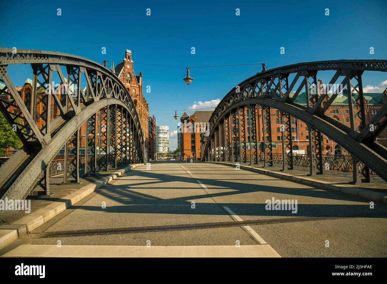 Round arch bridge in hamburg harbor hi-res stock photography and images ...