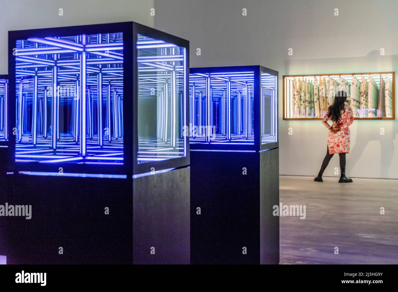 London, UK. 8th Apr, 2022. ‘Lightfield' - an array of twelve ...