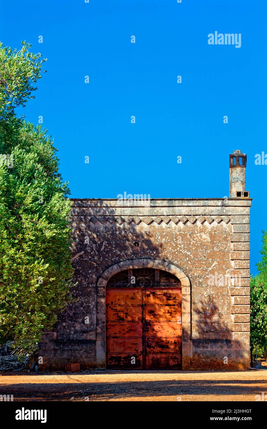 Old metal gates hi-res stock photography and images - Alamy